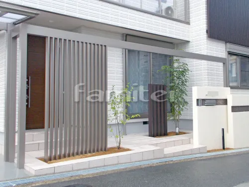 玄関アーチ LIXILリクシル プラスG Gスクリーン デザイン格子 TOEXトエックスの外構施工例（現場番号：21647） - ファミリー庭園