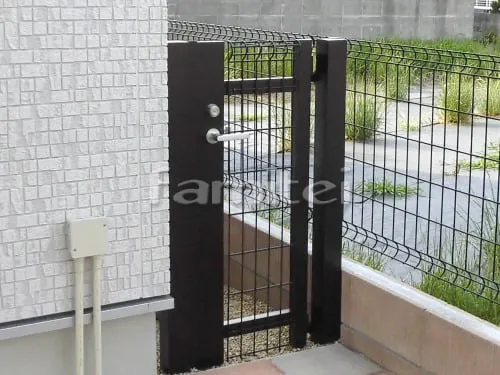 お庭入口門扉 LIXILリクシル ハイグリッドNF8型 08-12 片開き TOEXトエックスの外構施工例（現場番号：21798） - ファミリー庭園