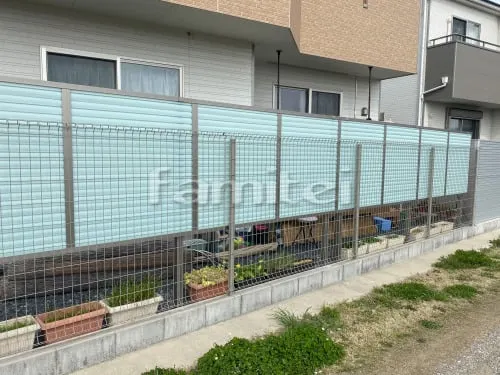 アルミ形材 フェンス LIXIL AB YT2型 採光ルーバー 2段柱 60角 目隠し 採光の外構施工例（現場番号：37609） - ファミリー庭園