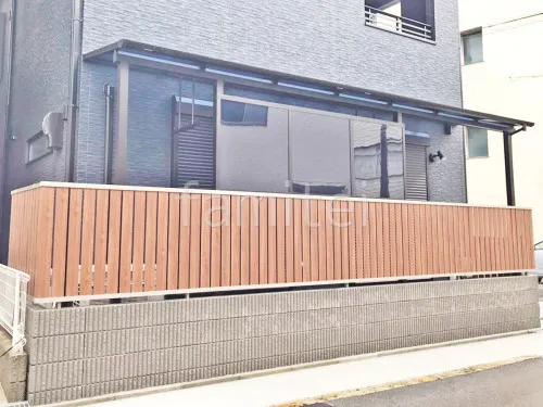 アルミ形材 フェンス LIXIL 木製調AB TS2型 縦スリット2 目隠し 木調・ラティスの外構施工例（現場番号：39212） - ファミリー庭園