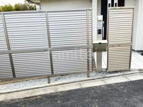 アルミ形材 フェンス LIXIL AB YL3型 横ルーバー3 2段柱 60角 目隠し（現場番号：40917）の施工例 | 外構・リフォーム工事のファミリー庭園