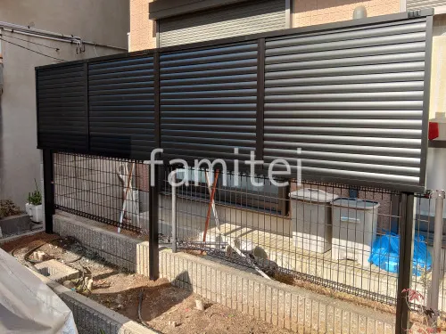 アルミ形材 フェンス LIXIL AB YL3型 横ルーバー3 2段柱 60角 上段のみ 目隠しの外構施工例（現場番号：44590） - ファミリー庭園