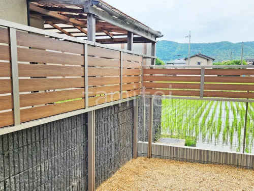 アルミ形材 フェンス LIXIL 木製調AB YS3型 横スリット3 2段柱 60角 上段のみ 目隠し 木調・ラティス（現場番号：45998）の施工例 | 外構・リフォーム工事のファミリー庭園