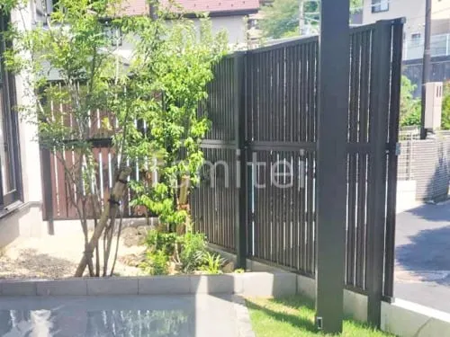 目隠しフェンス塀 LIXIL 木製調AB TS2型 2段柱の外構施工例（現場番号：46474） - ファミリー庭園