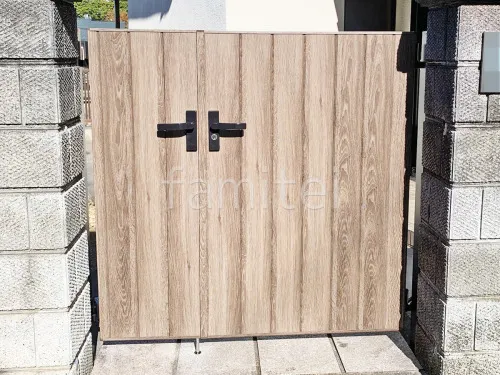 親子両開き 門扉 LIXIL 木製調AA TM1型 の外構施工例（現場番号：47544） - ファミリー庭園