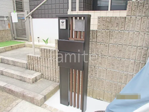 機能門柱 照明なし YKKAP 木製調 ルシアスポストユニットSD02型 の外構施工例（現場番号：48530） - ファミリー庭園