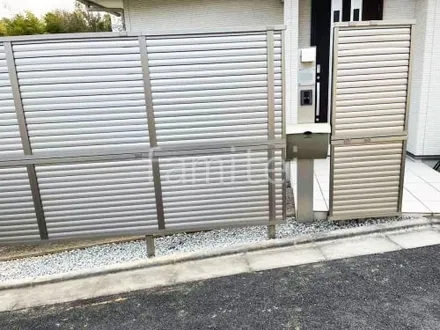 アルミ形材 フェンス LIXIL AB YL3型 横ルーバー3 2段柱 60角 目隠し（現場番号：40917）の施工例 | 外構・リフォーム工事のファミリー庭園