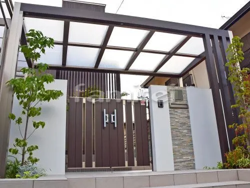 玄関雨除け屋根 LIXILリクシル プラスG Gルーフ TOEXトエックスの外構施工例（現場番号：17294） - ファミリー庭園