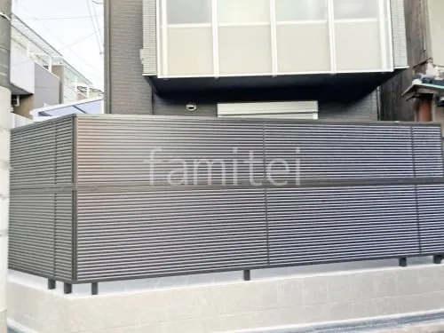 アルミ形材 フェンス LIXIL AB YL1型 横ルーバー1 2段柱 60角 目隠しの外構施工例（現場番号：40337） - ファミリー庭園