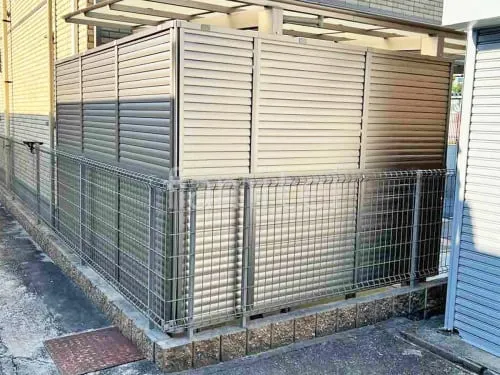 アルミ形材 フェンス LIXIL AB YL3型 横ルーバー3 2段柱 60角 目隠しの外構施工例（現場番号：46147） - ファミリー庭園