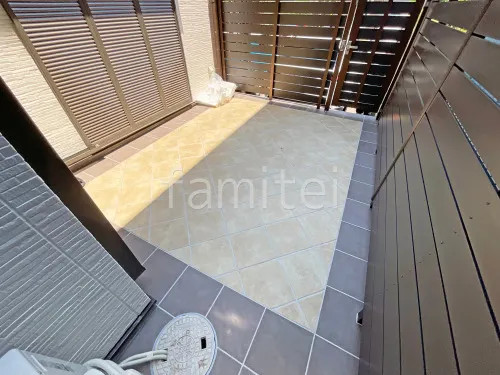 タイルデッキ 壁2面 LIXIL パセオ ベーシック テラコッタ風（現場番号：42701）の施工例 | 外構・リフォーム工事のファミリー庭園