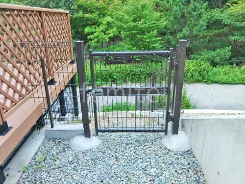 勝手口門扉 LIXIL ハイグリッド門扉N8型（現場番号：42964）の施工例 | 外構・リフォーム工事のファミリー庭園