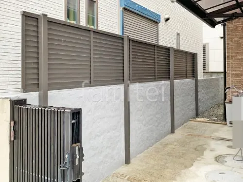 アルミ形材 フェンス LIXIL AB YL3型 横ルーバー3 2段柱 60角 上段のみ 目隠し（現場番号：46024）の施工例 | 外構・リフォーム工事のファミリー庭園