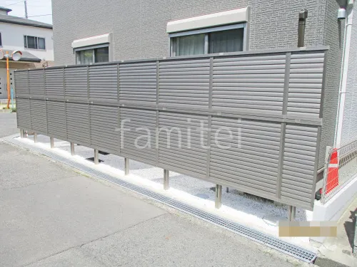 アルミ形材 フェンス LIXIL AB YL3型 横ルーバー3 2段柱 60角 目隠し（現場番号：48580）の施工例 | 外構・リフォーム工事のファミリー庭園