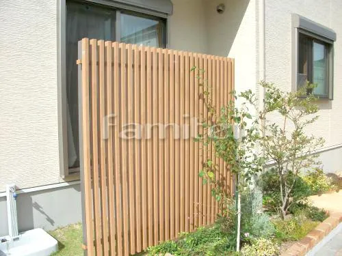 目隠しフェンス塀 LIXILリクシル プログコートF1型 太縦桟格子フェンス TOEXトエックスの外構施工例（現場番号：15803） - ファミリー庭園大阪店