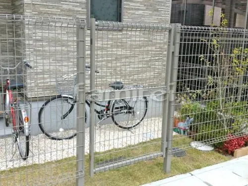 勝手口門扉 LIXILリクシル ハイグリッド門扉N8型 09-15 片開き TOEXトエックス（現場番号：19556）の施工例 | 外構・リフォーム工事のファミリー庭園