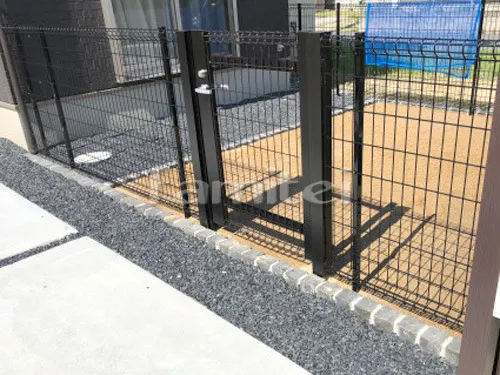 勝手口門扉 LIXILリクシル ハイグリッドNF1型 片開き 境界フェンス塀 ハイグリッドフェンスN8型（現場番号：33010）の施工例 | 外構・リフォーム工事のファミリー庭園