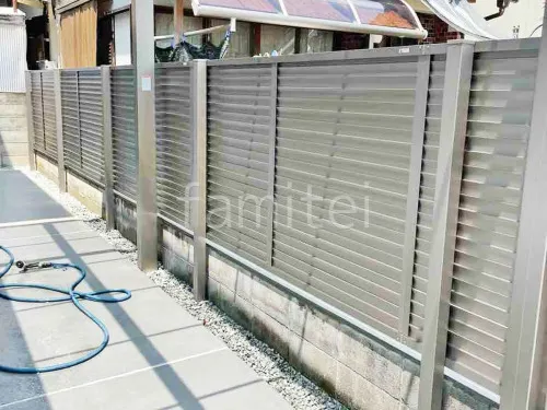 アルミ形材 フェンス LIXIL AB YL3型 横ルーバー3 2段柱 60角 上段のみ 目隠し（現場番号：43314）の施工例 | 外構・リフォーム工事のファミリー庭園