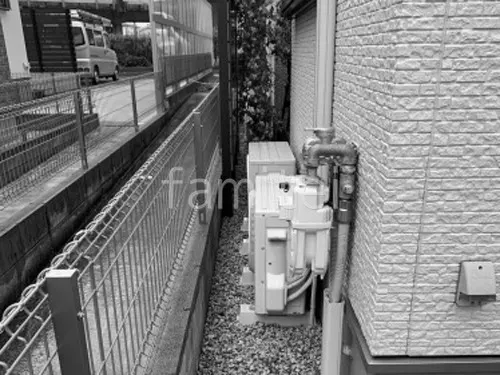 アルミ形材 フェンス LIXIL 木製調AA YL1型 横ルーバー アルミ多段柱 目隠し 木調・ラティス（現場番号：45818）の施工例 | 外構・リフォーム工事のファミリー庭園