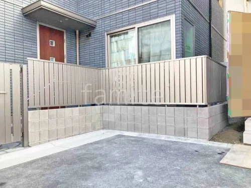 アルミ形材 フェンス LIXIL AB TS2型 縦スリット2 目隠し ブロック塀 （化粧ブロック） ユニソン シルマ （現場番号：47866）の施工例 | 外構・リフォーム工事のファミリー庭園