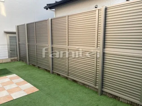 目隠しフェンス塀 LIXILリクシル フェンスAB YL3型 横ルーバー3 2段柱 60角（現場番号：37304）の施工例 | 外構・リフォーム工事のファミリー庭園